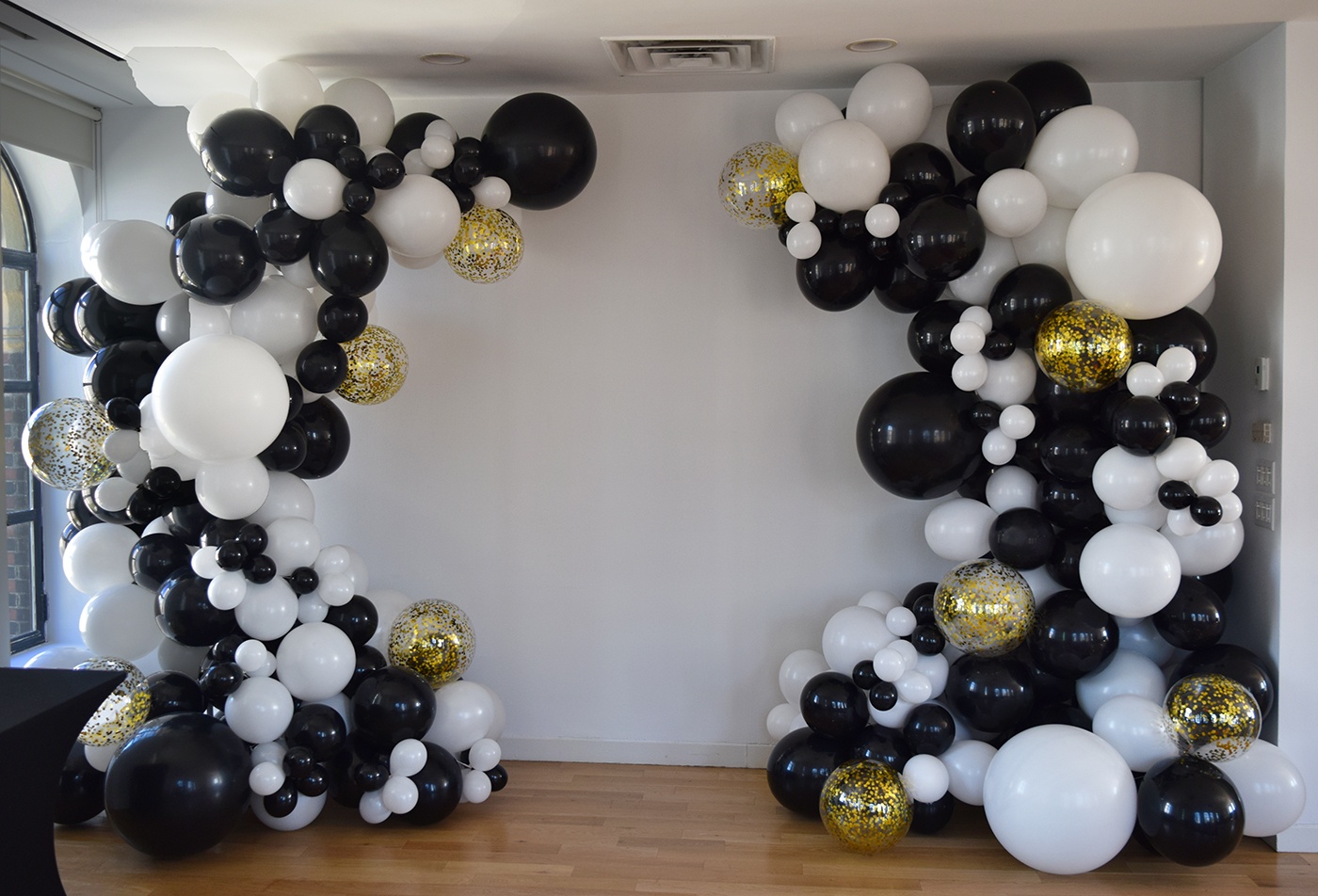 Balloon Archways : BLACK AND WHITE CURVED ORGANIC COLUMNS